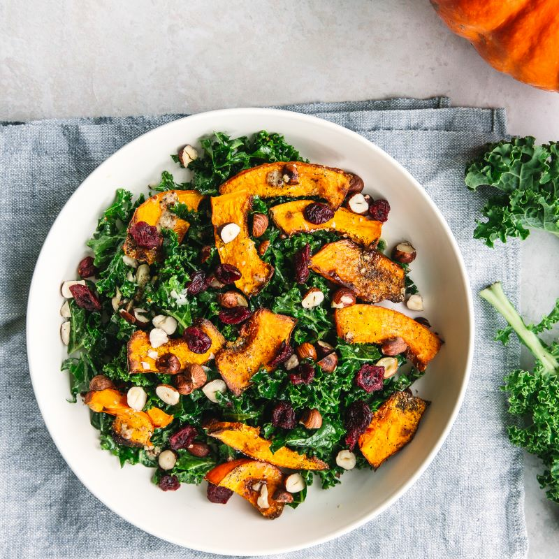 Grønkålssalat med bagt græskar & hasselnødder | Enjoy Tasty Moments ...